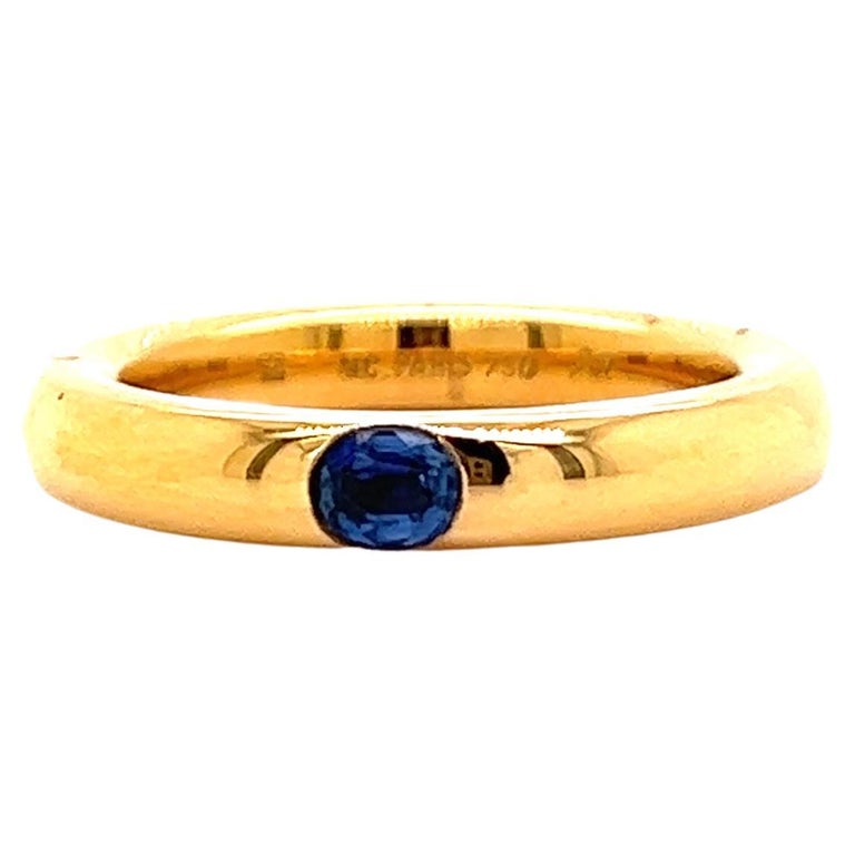 Rounded Yellow Gold Band with a Blue Sapphire For Sale at 1stDibs