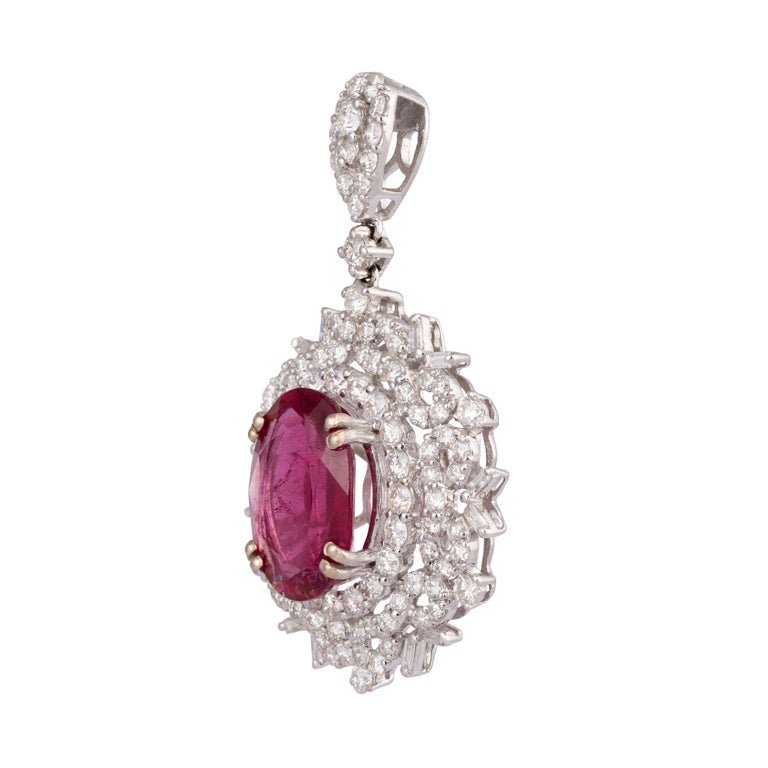 Gold 4.40cts ruby Light and 2.37cts diamond Pendent For Sale at 1stDibs