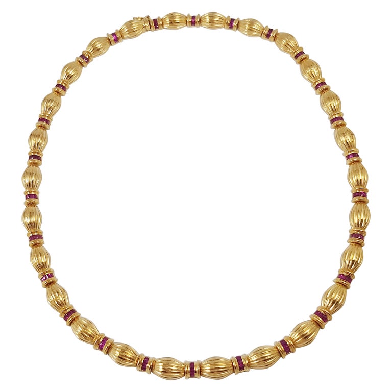 Ruby Necklace Set in 18 Karat Gold Settings For Sale at 1stDibs