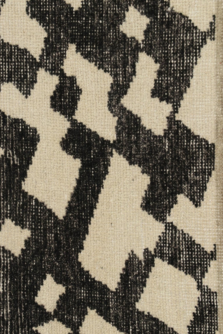 Rug and Kilim’s Distressed Style Abstract rug in White and Black ...