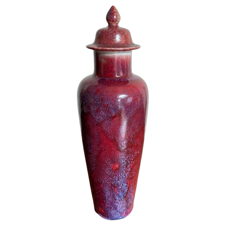 Ruskin-Vase mit hohem Deckel im Angebot bei 1stDibs