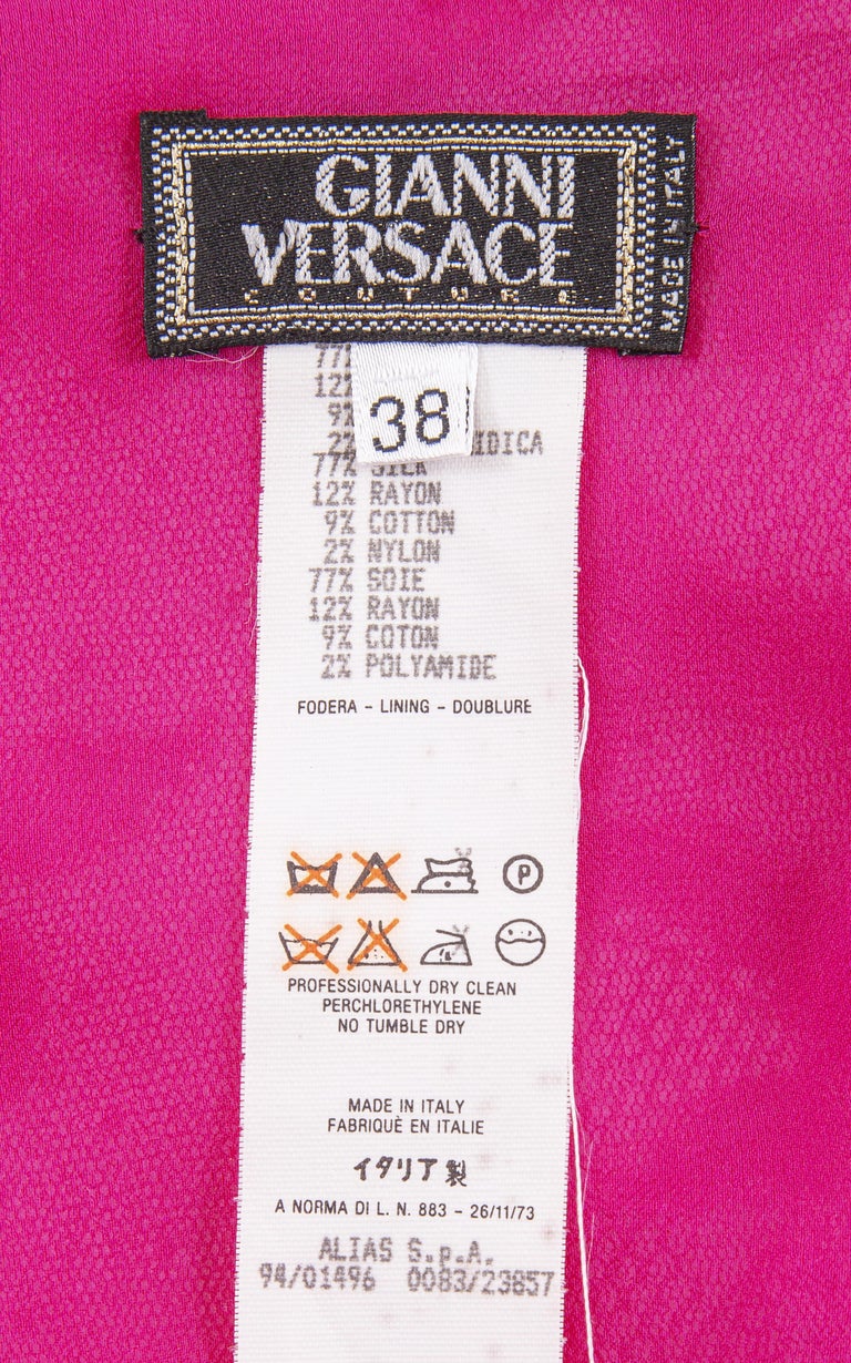 Robe courte rose froissée Gianni Versace P/E 1994 En vente sur 1stDibs