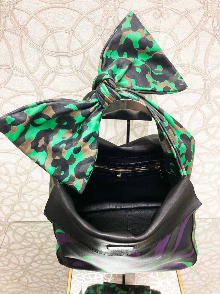 S/S 2016 Look # 11 NEW VERSACE GREEN MILITARY LEATHER BAG For Sale at ...