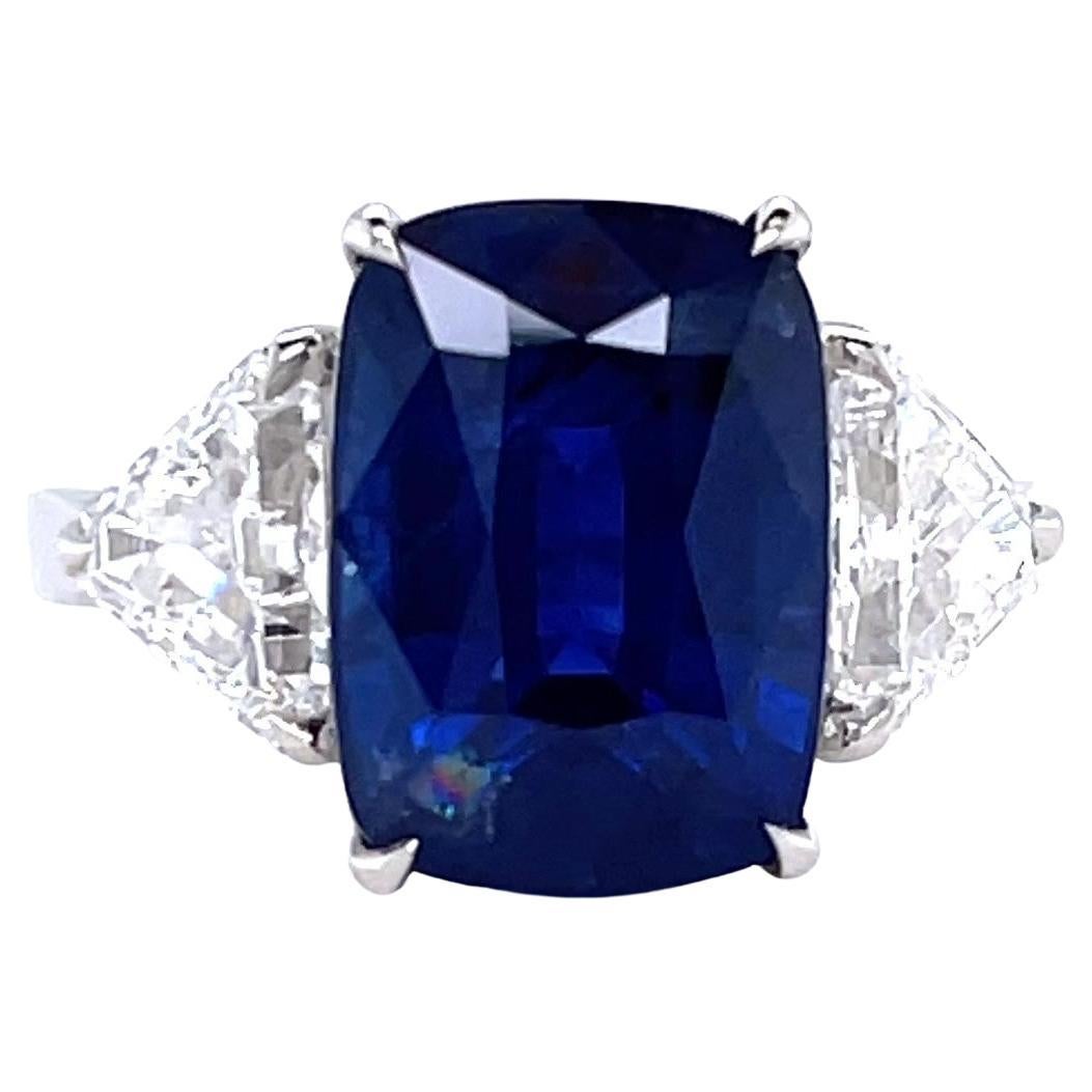 Victorian Sapphire Diamond Gold carved Three stone ring For Sale at 1stDibs