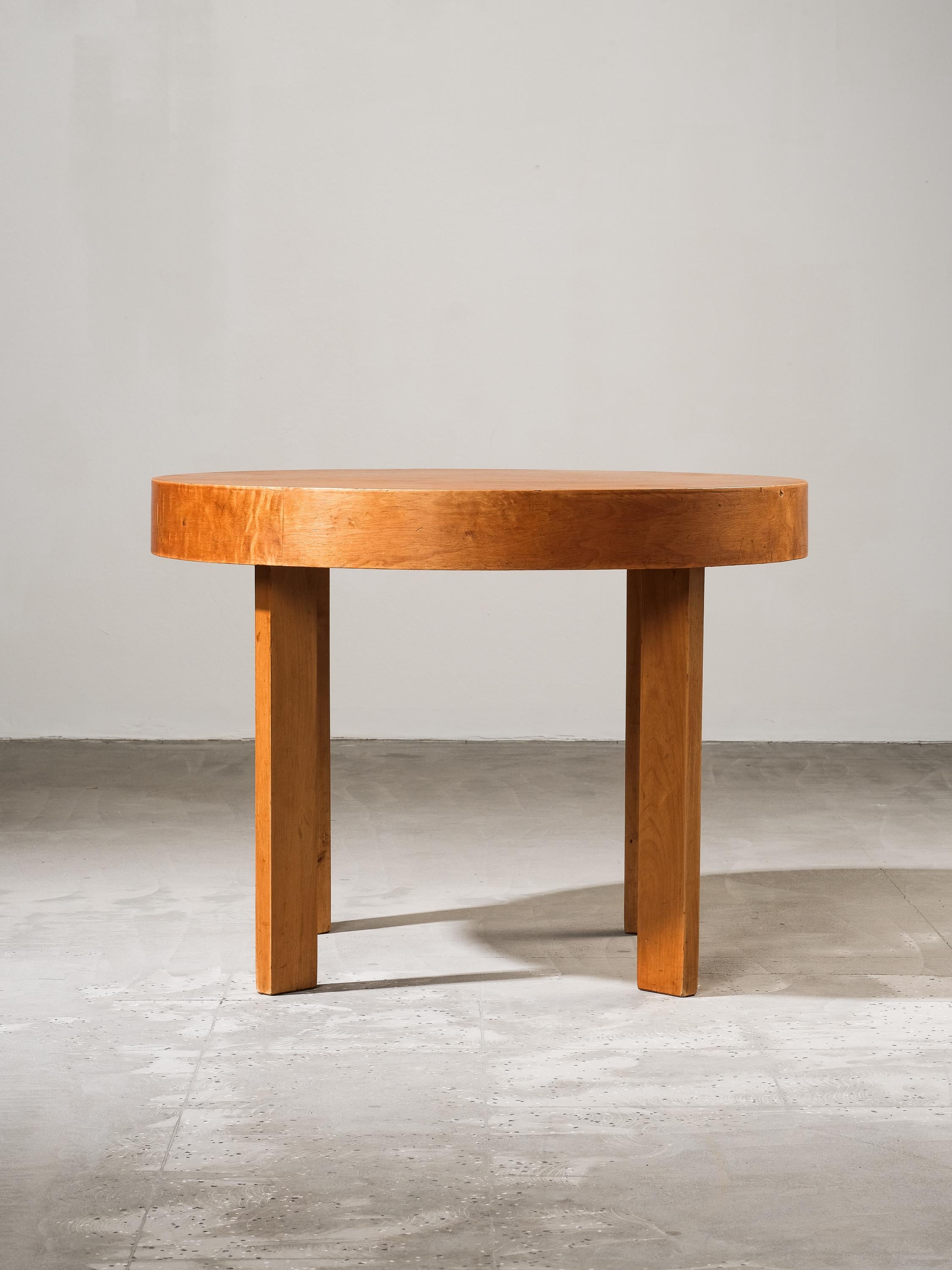 Scandinavian Modern Round Coffee Table in Birch, 1940s For Sale at 1stDibs