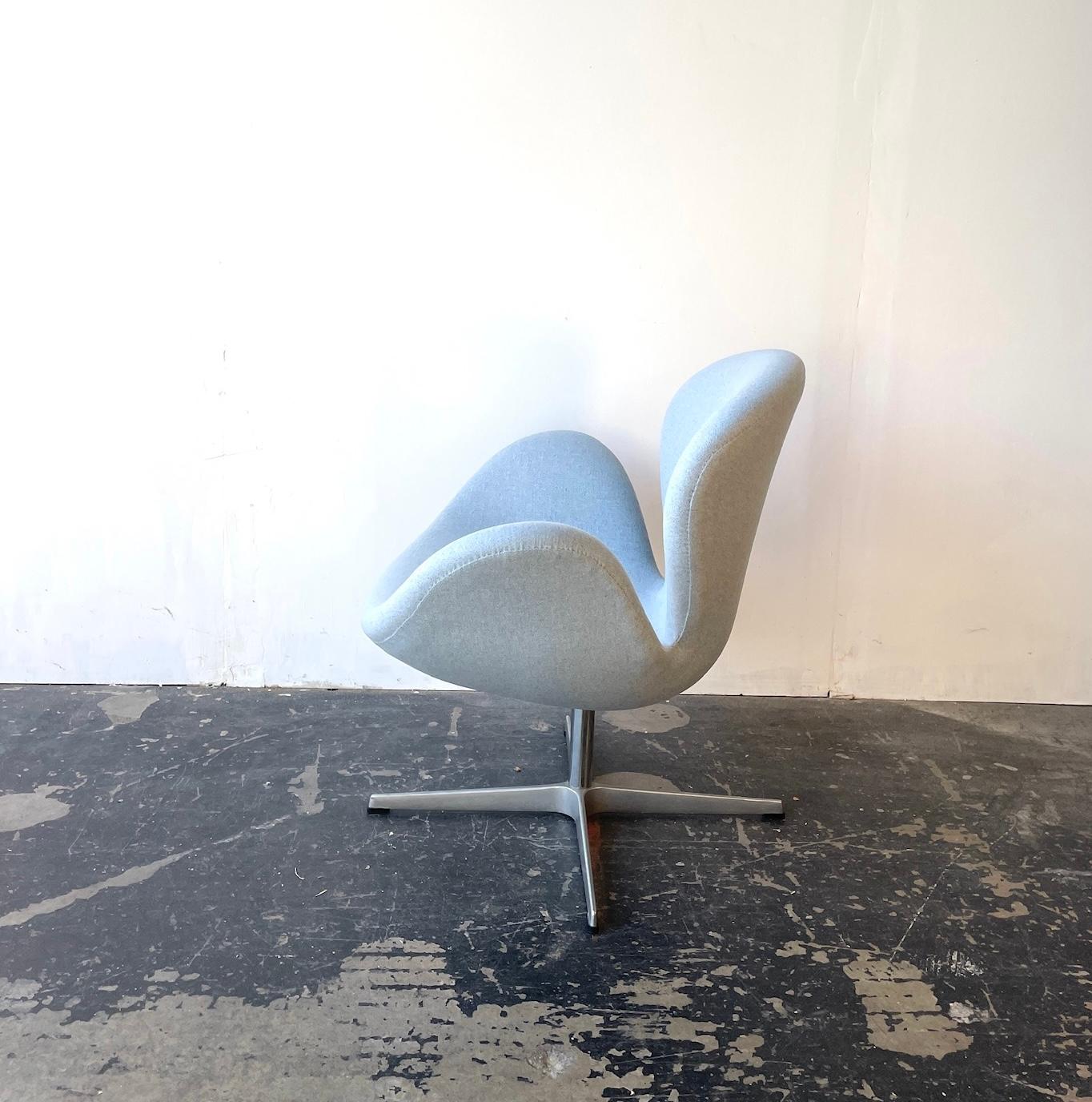 Scandinavian Modern Swan Chair by Arne Jacobsen For Sale at 1stDibs