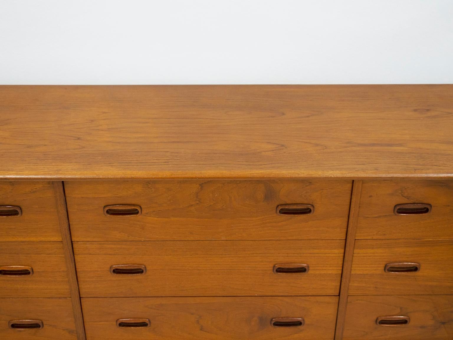 Scandinavian Modern Teak Chest of Drawers For Sale at 1stDibs