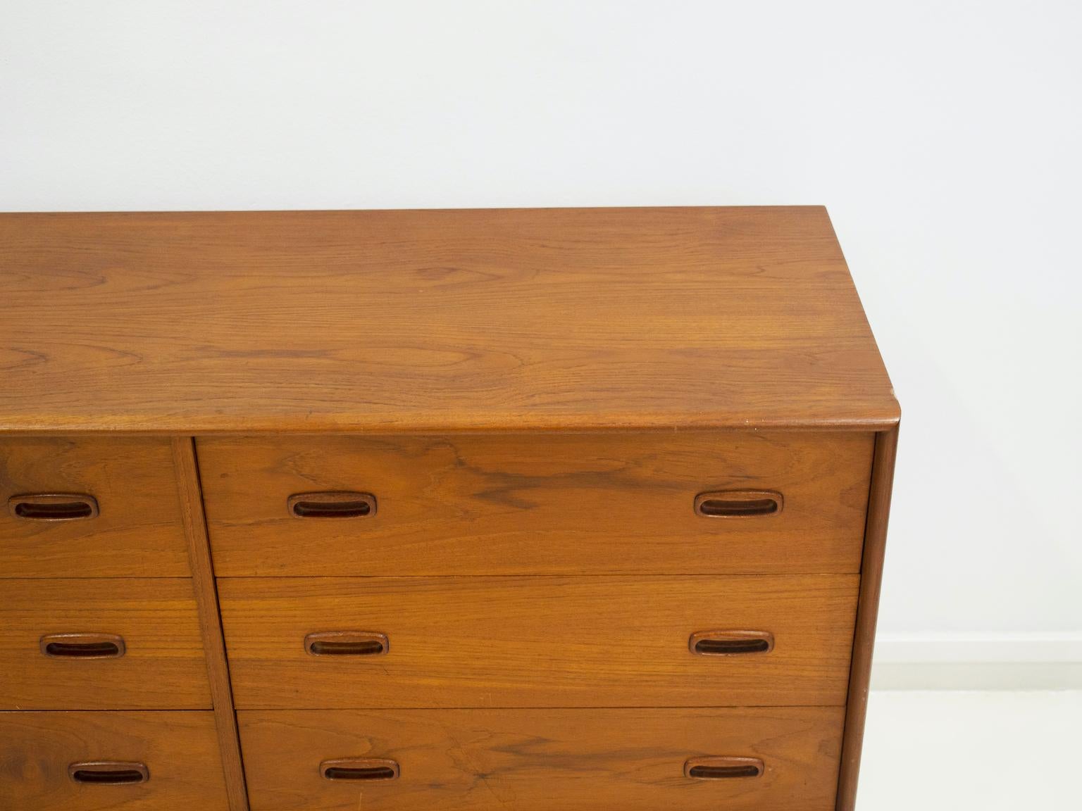 Scandinavian Modern Teak Chest of Drawers For Sale at 1stDibs