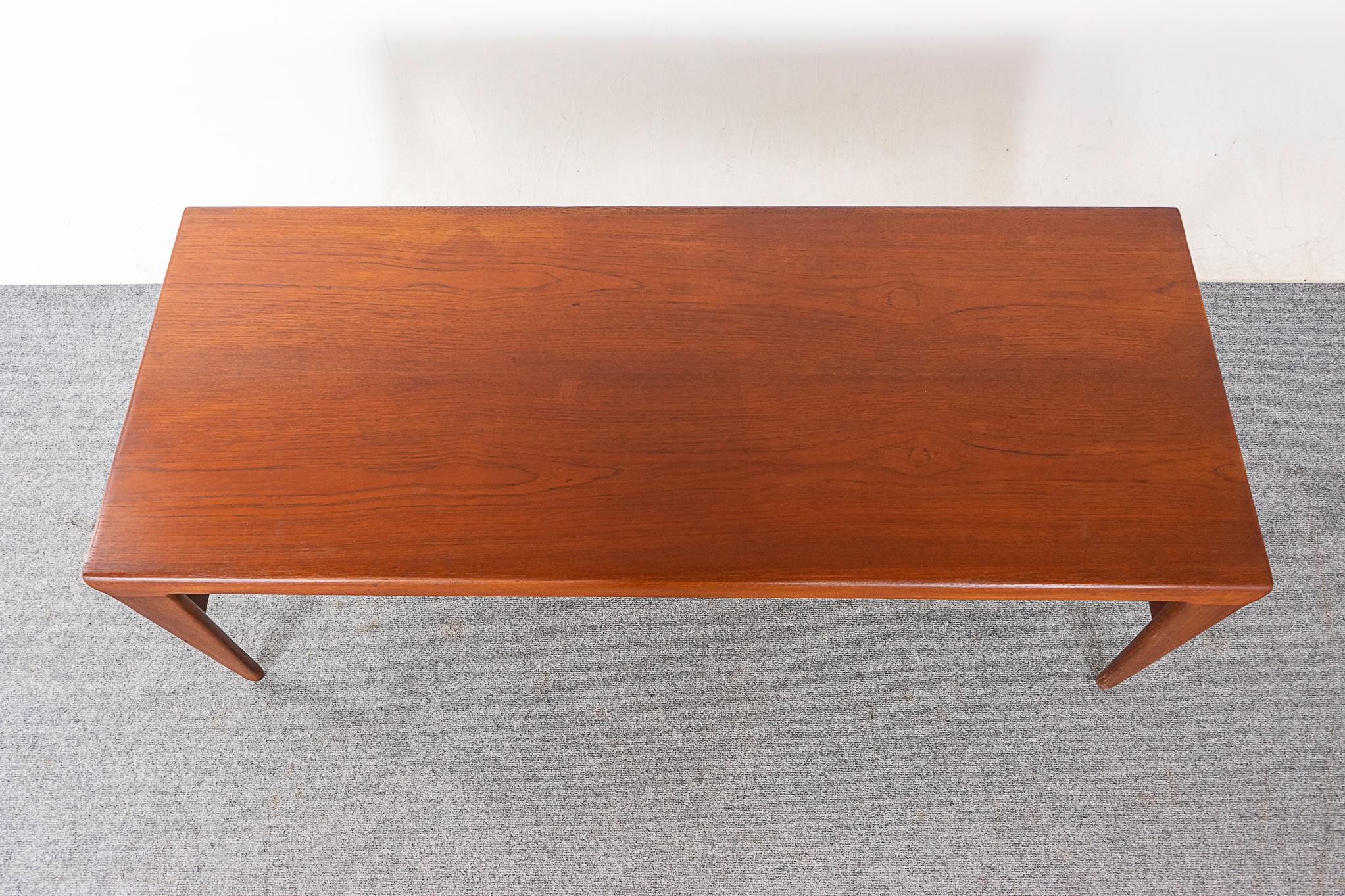 Scandinavian Teak Coffee Table with Leaves For Sale at 1stDibs