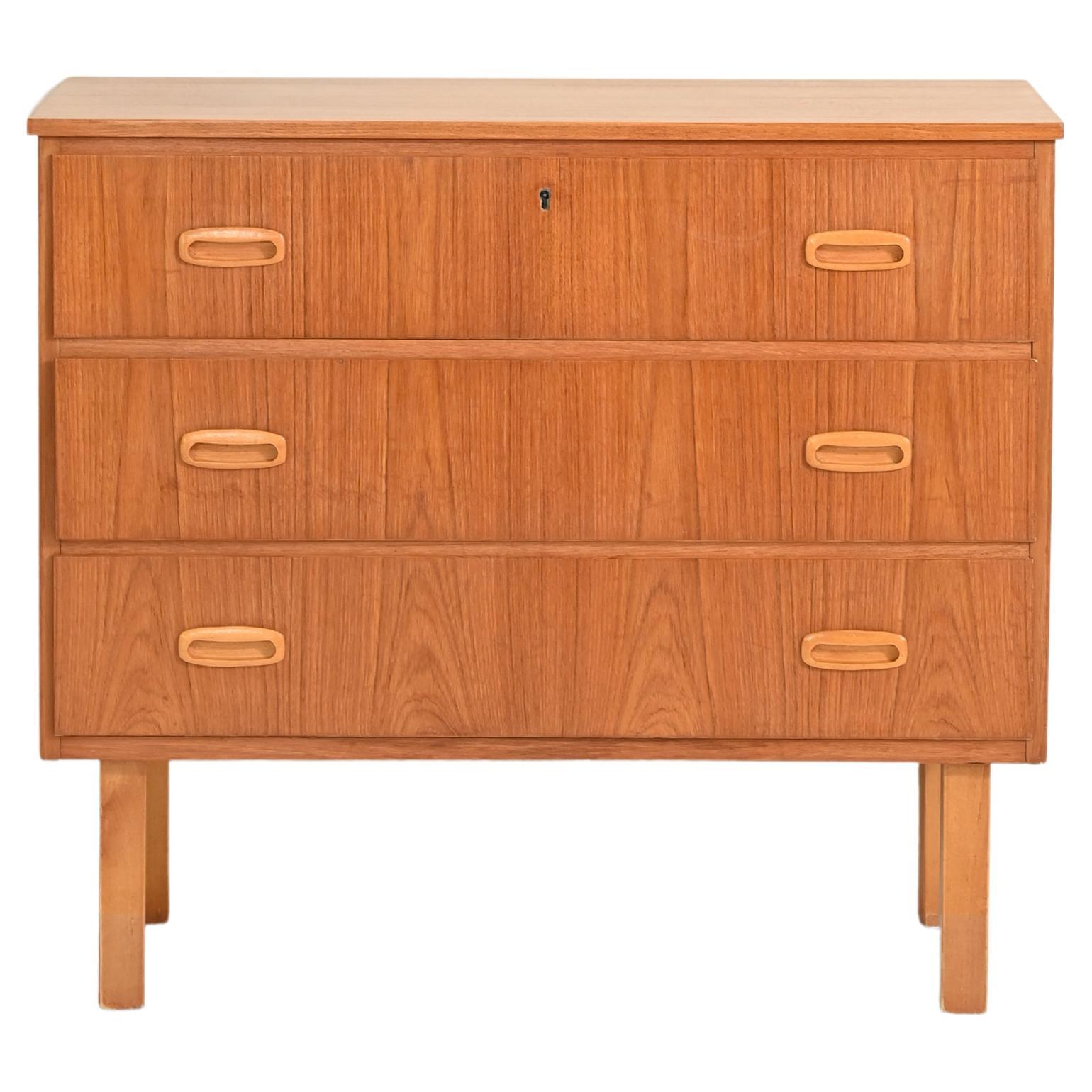 Scandinavian Vintage Chest of Drawers For Sale at 1stDibs