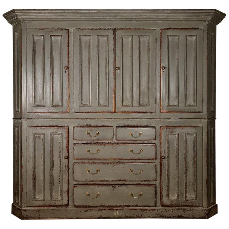 Armoire de garde-robe écossaise - En vente sur 1stDibs
