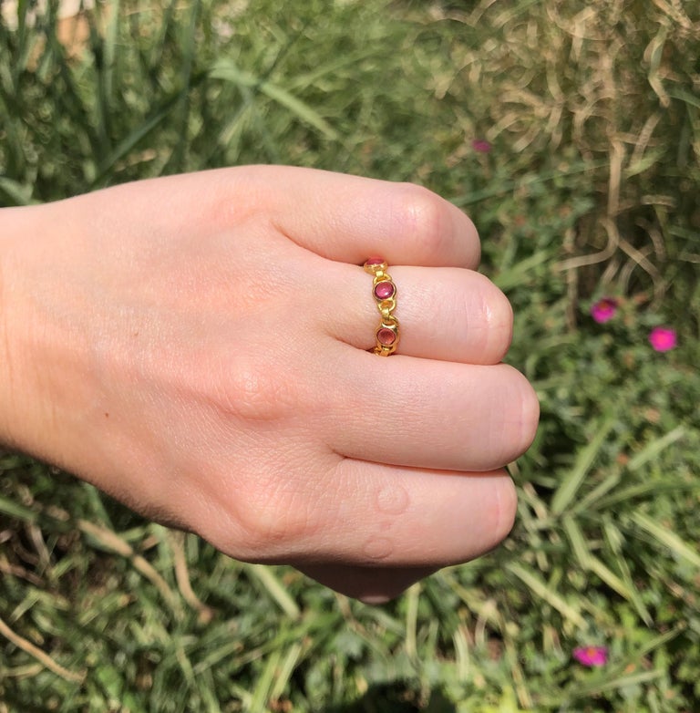 Scrives Pink Purple Spinel Cabochon 22 Karat Gold Chain Ring at 1stDibs