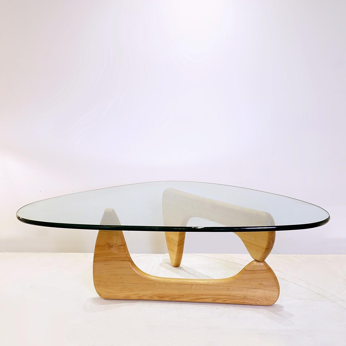 Sculptural coffee table in the style of Isamu Noguchi For Sale at 1stDibs