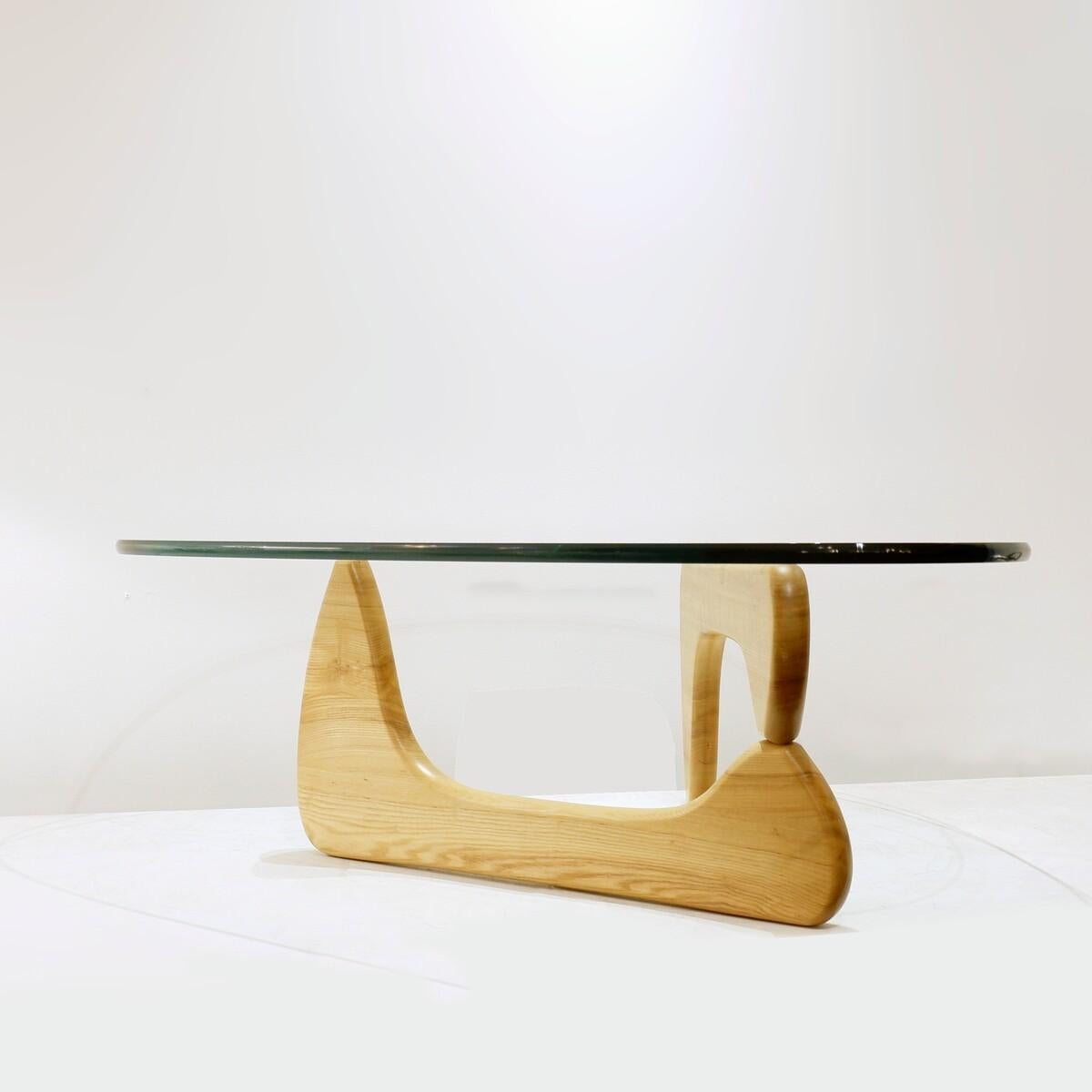 Sculptural coffee table in the style of Isamu Noguchi For Sale at 1stDibs