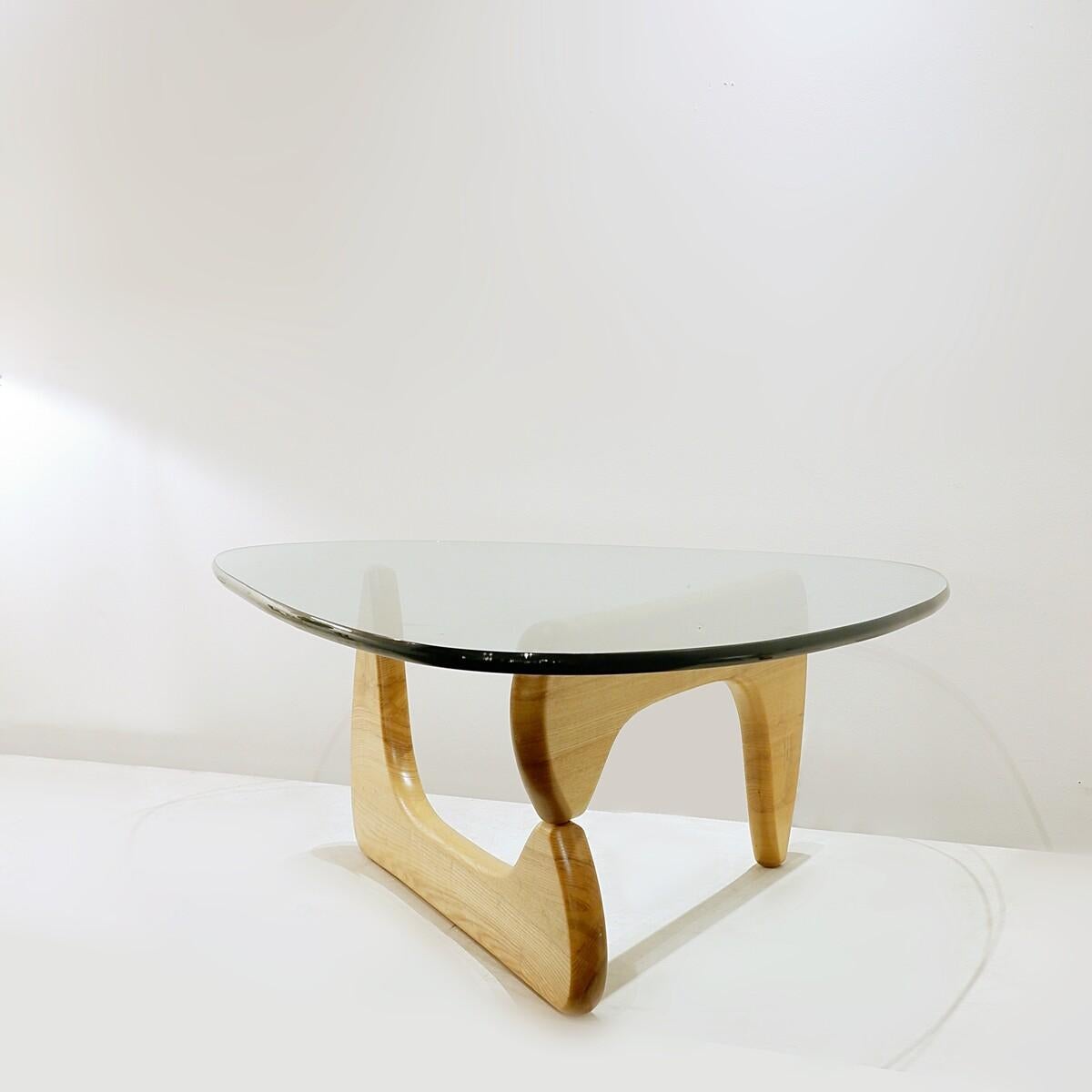Sculptural coffee table in the style of Isamu Noguchi For Sale at 1stDibs