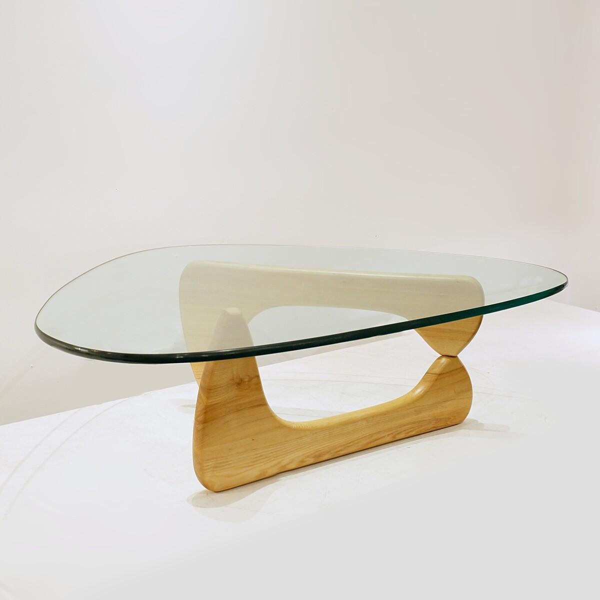 Sculptural coffee table in the style of Isamu Noguchi For Sale at 1stDibs