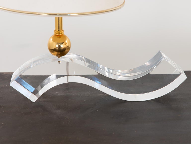 Sculptural Lucite and Brass Wavy Table Lamps For Sale at 1stDibs