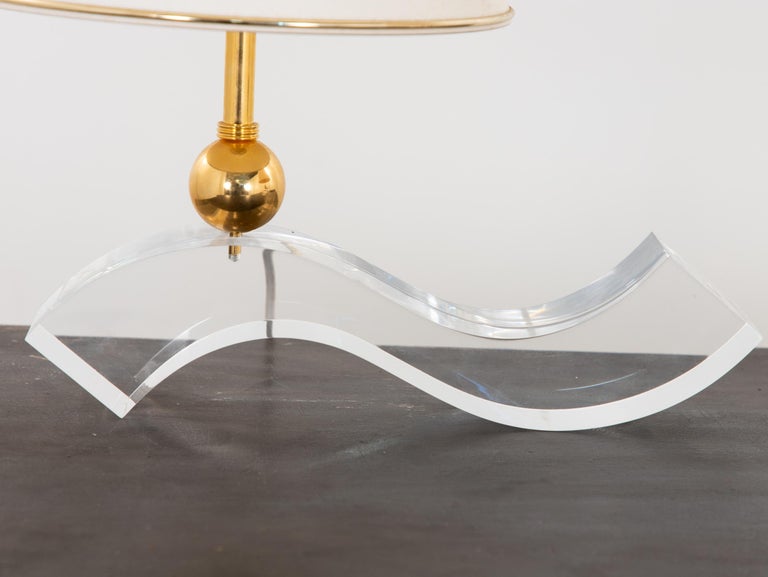 Sculptural Lucite and Brass Wavy Table Lamps For Sale at 1stDibs