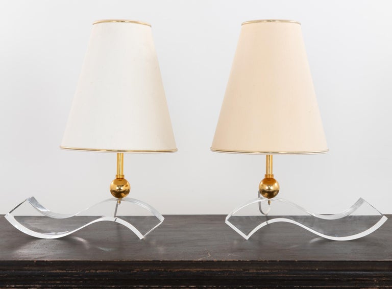 Sculptural Lucite and Brass Wavy Table Lamps For Sale at 1stDibs