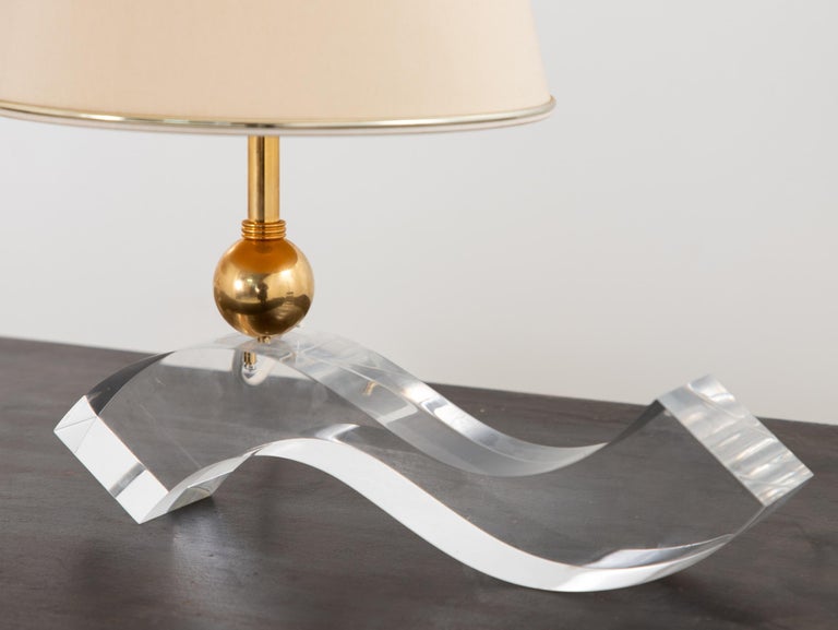 Sculptural Lucite and Brass Wavy Table Lamps For Sale at 1stDibs