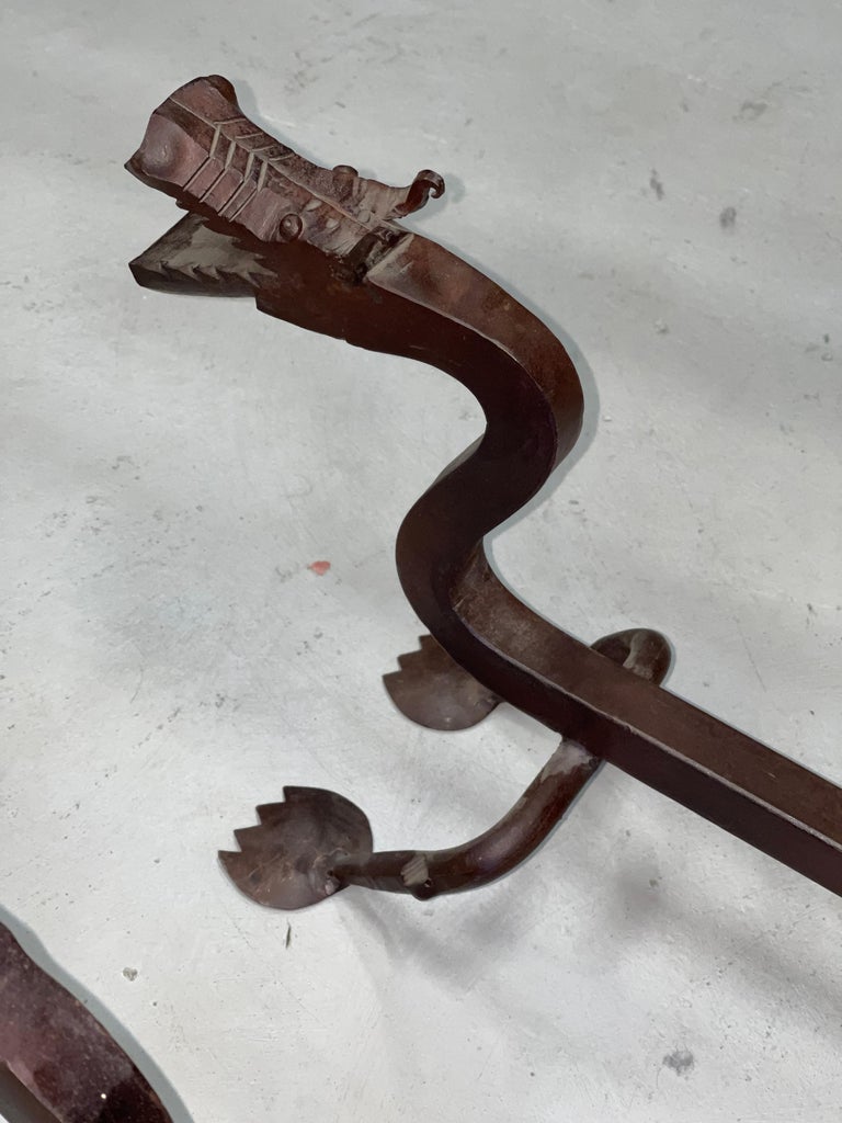 Fers à repasser sculptés en fer forgé avec dragons sur 1stDibs