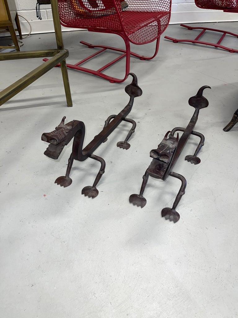 Fers à repasser sculptés en fer forgé avec dragons sur 1stDibs