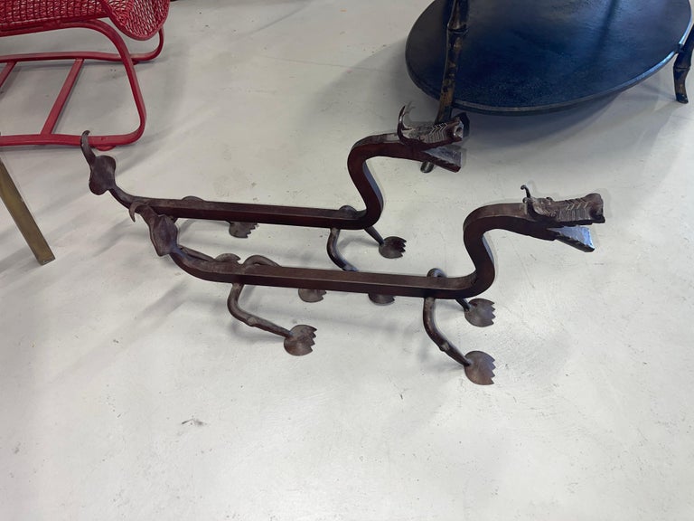 Fers à repasser sculptés en fer forgé avec dragons sur 1stDibs
