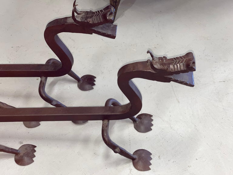 Fers à repasser sculptés en fer forgé avec dragons sur 1stDibs