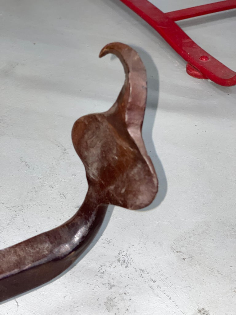 Fers à repasser sculptés en fer forgé avec dragons sur 1stDibs