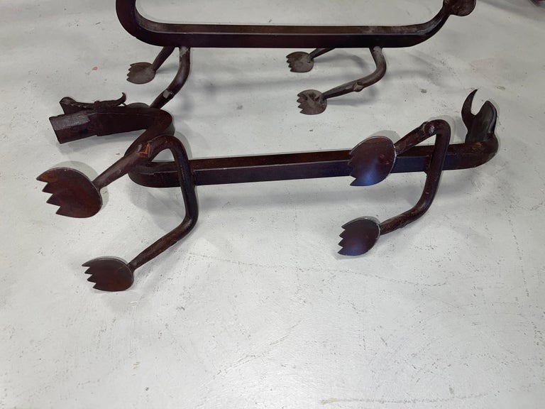 Fers à repasser sculptés en fer forgé avec dragons sur 1stDibs