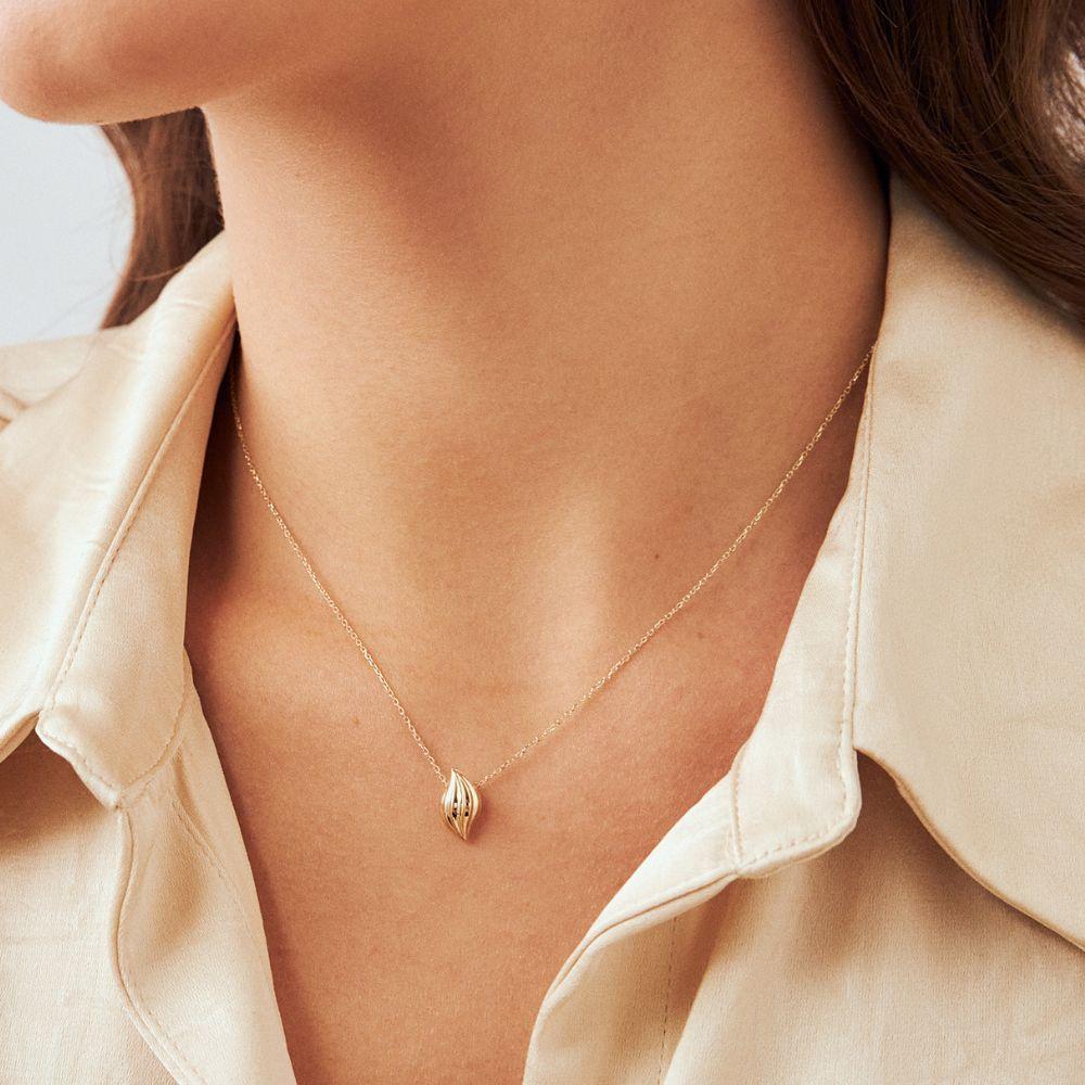 Sea Shell Pendant Necklace 20" in 14K Solid Gold For Sale at 1stDibs