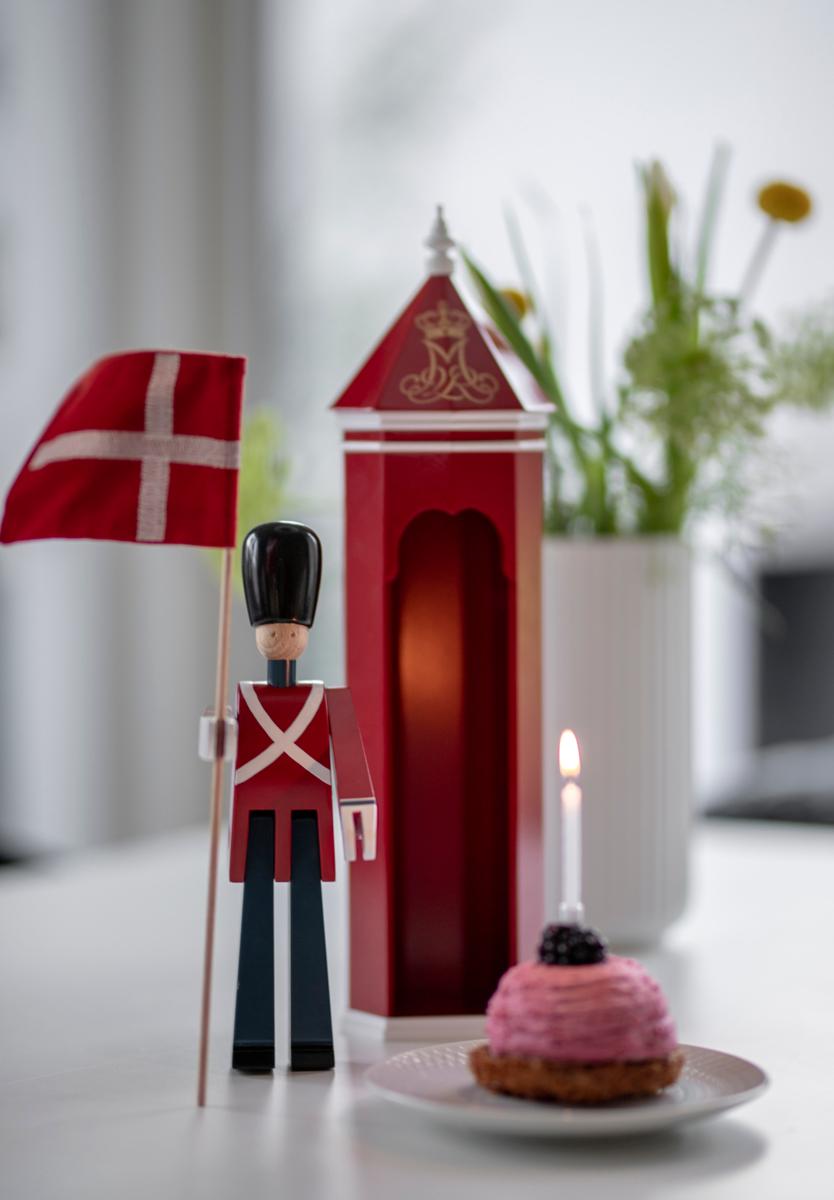 Sentry Box Red / White For Sale at 1stDibs
