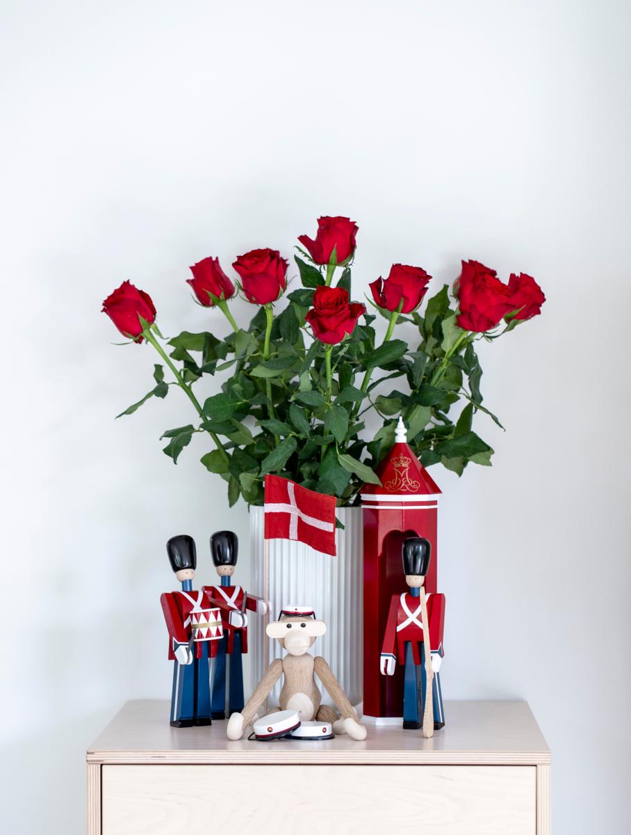 Sentry Box Red / White For Sale at 1stDibs