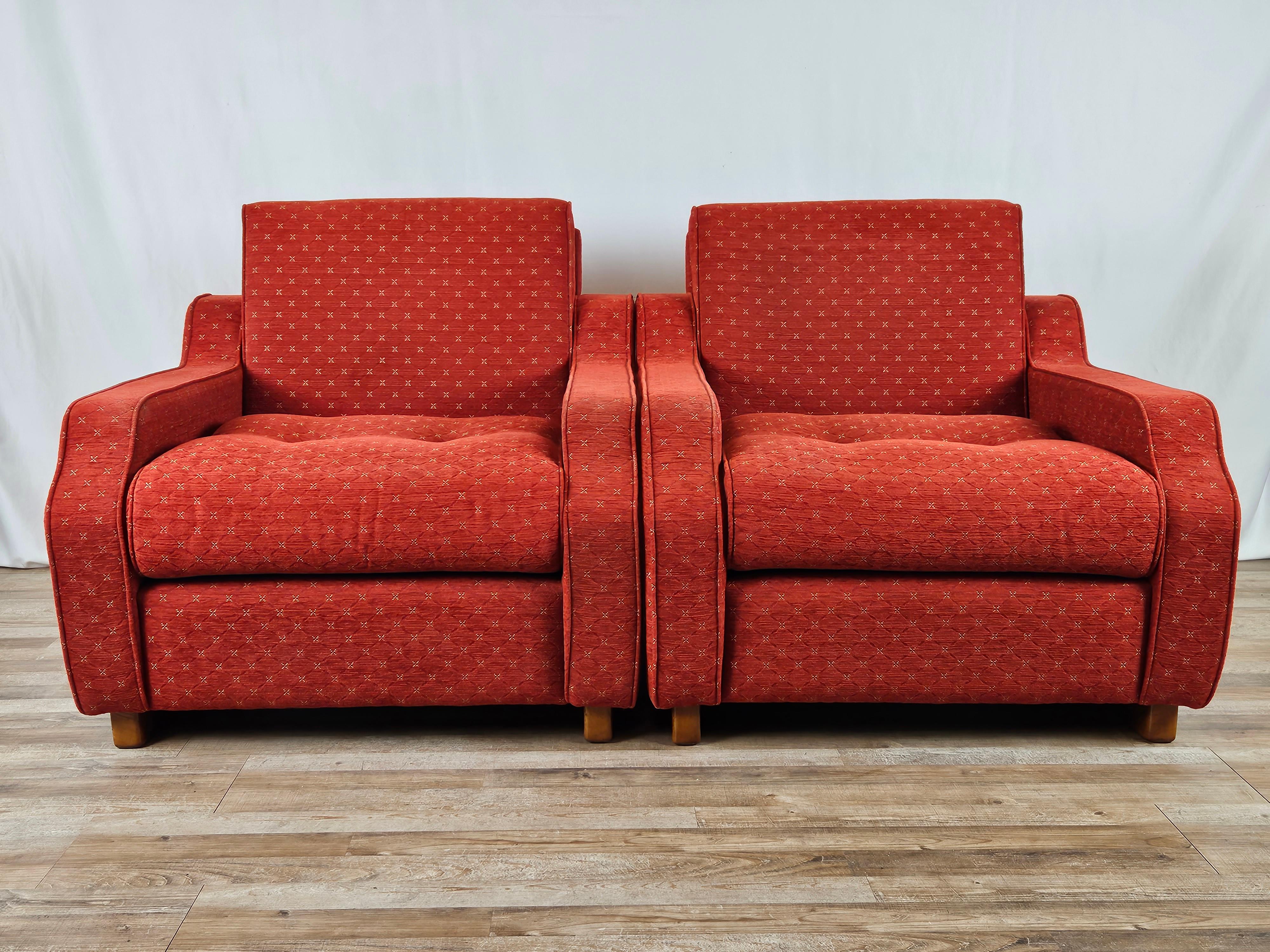 Set di due poltrone lounge anni '60 imbottite rosso con base in legno ...