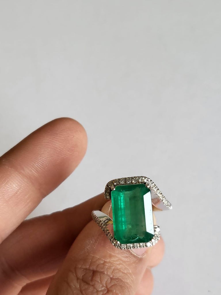Set in 18K Gold, 5.73 carats, natural Zambian Emerald and Diamonds ...