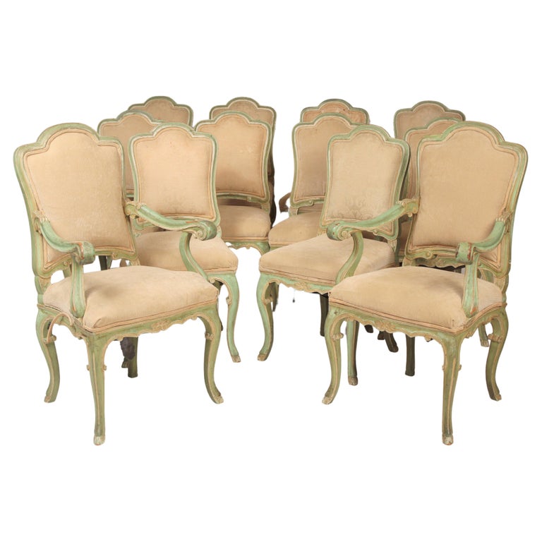 Ensemble de 12 chaises de salle à manger peintes de style Louis XV En vente sur 1stDibs