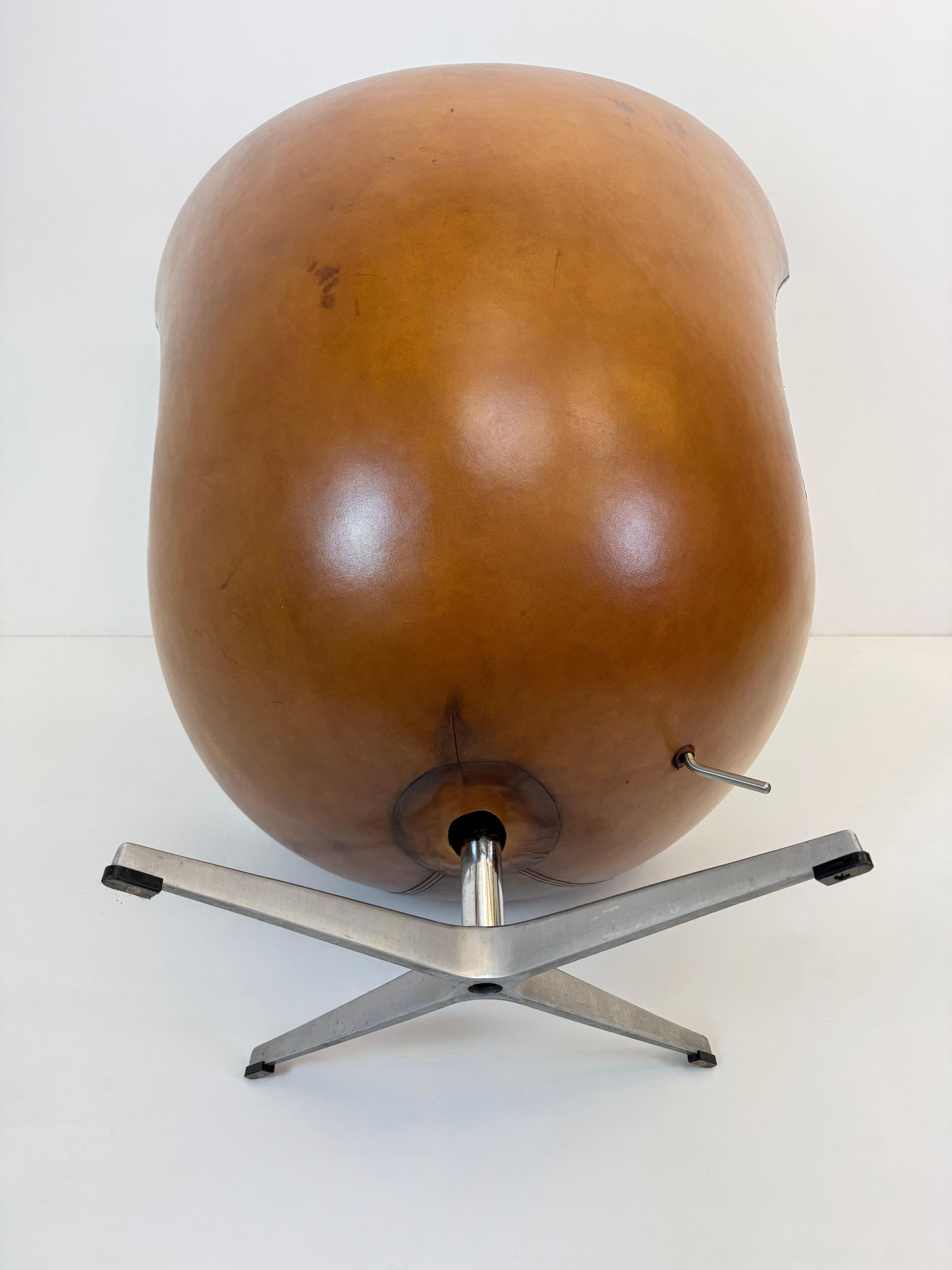Set of 2 Arne Jacobsen Tan Leather Egg Chairs, for Fritz Hansen ...