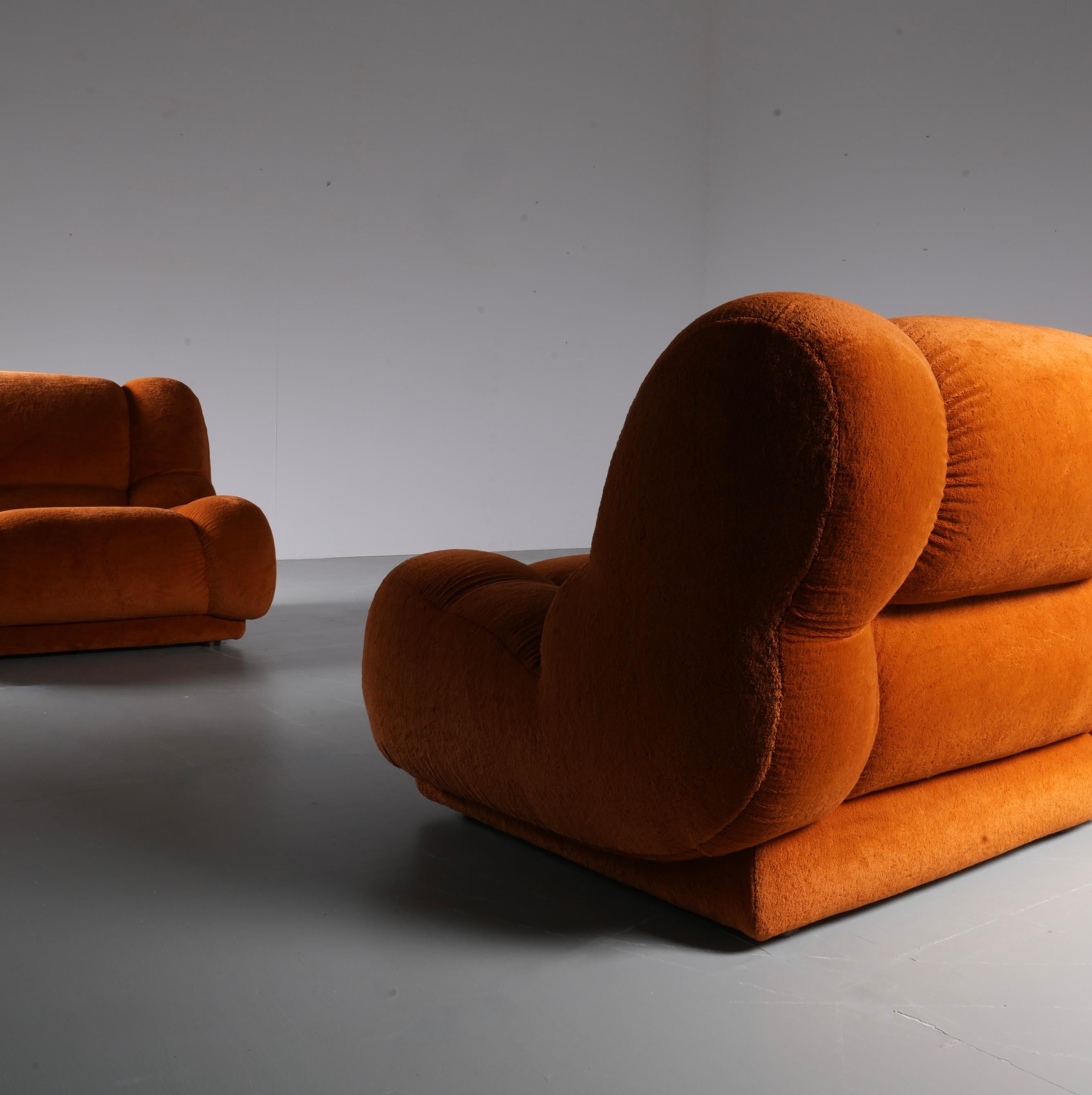 Set of 2 Lounge Chairs in orange / rusty brown Velvet, Italy, 1970's For Sale at 1stDibs