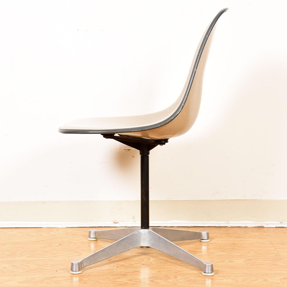 Set of 2 of Vintage Eames Shell Chairs for Herman Miller For Sale at ...