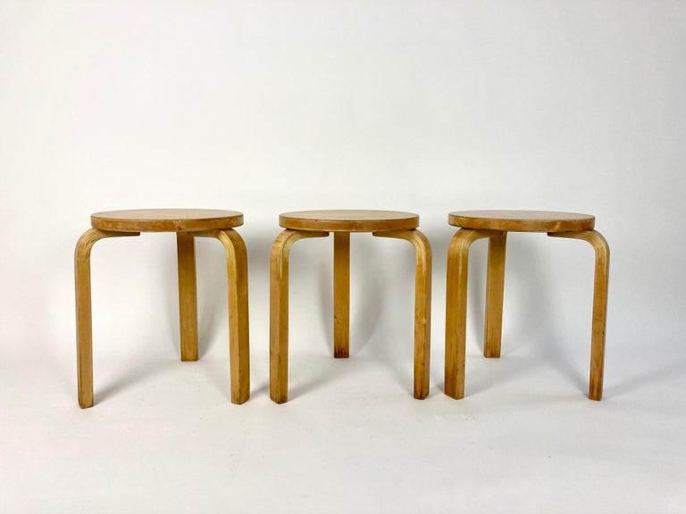 3er-Set Original Alvar Aalto-Hocker aus den 1930er Jahren, frühe Produktion, 60 Teile im Angebot ...