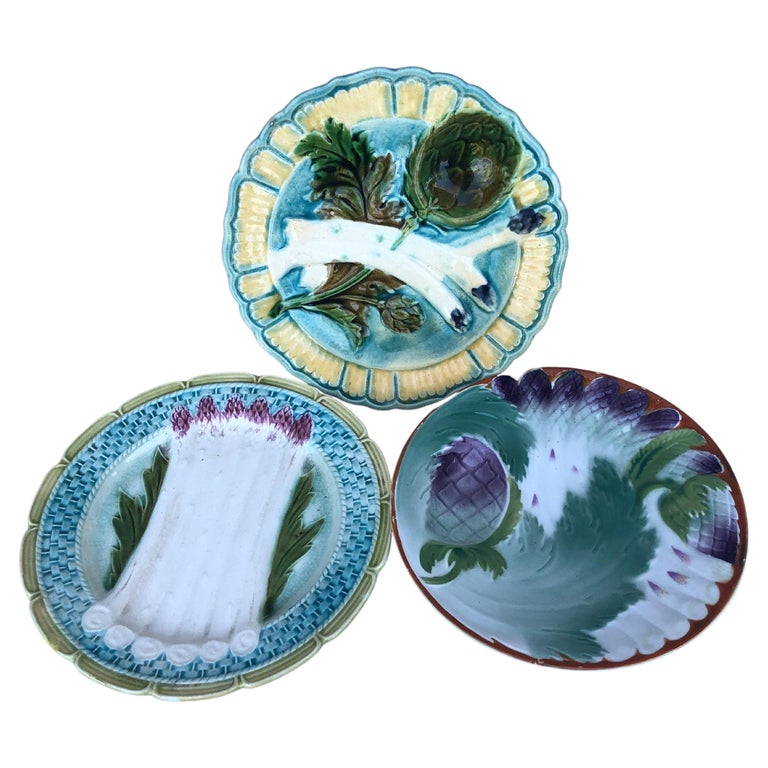 Set of 3 Plates For Sale at 1stDibs