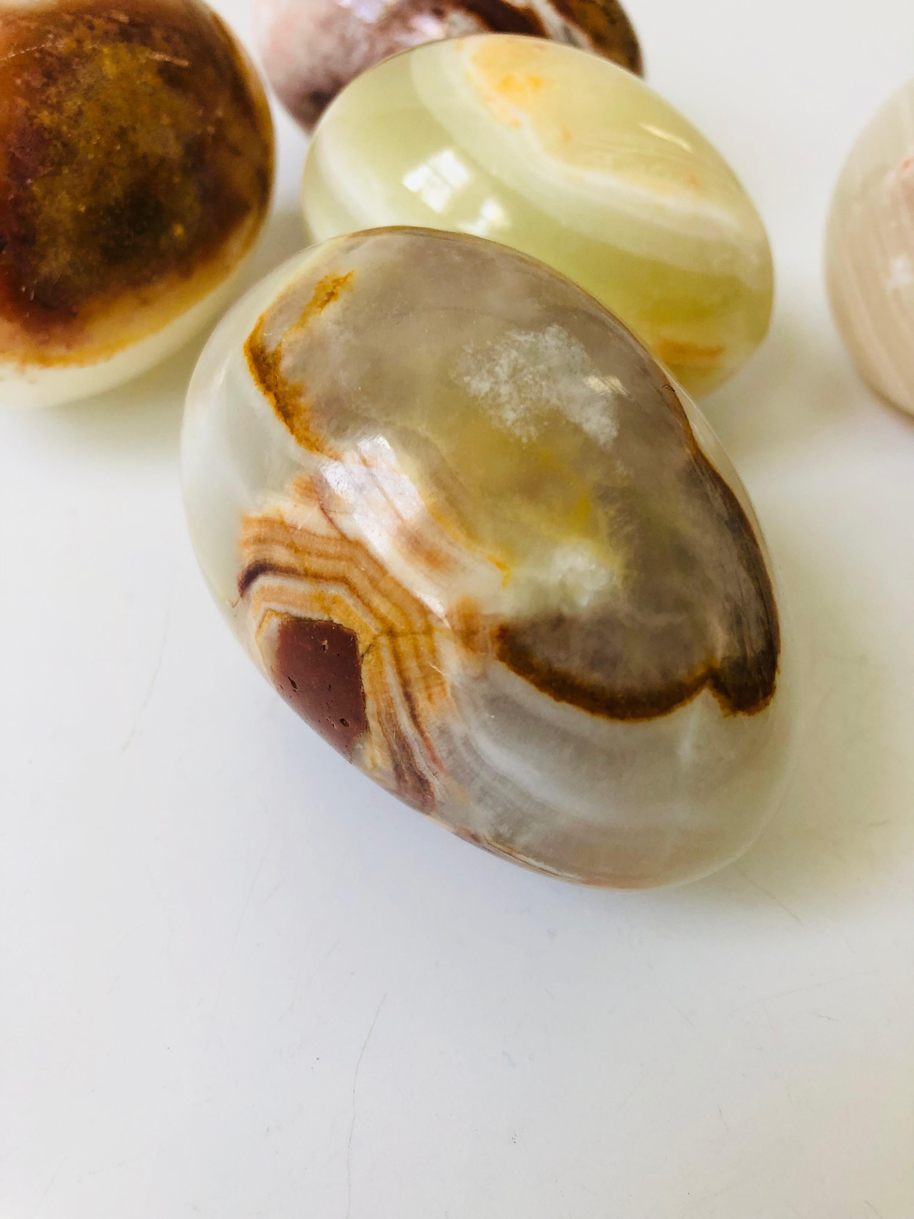 Ensemble de 5 œufs vintage en pierre d'albâtre sur 1stDibs