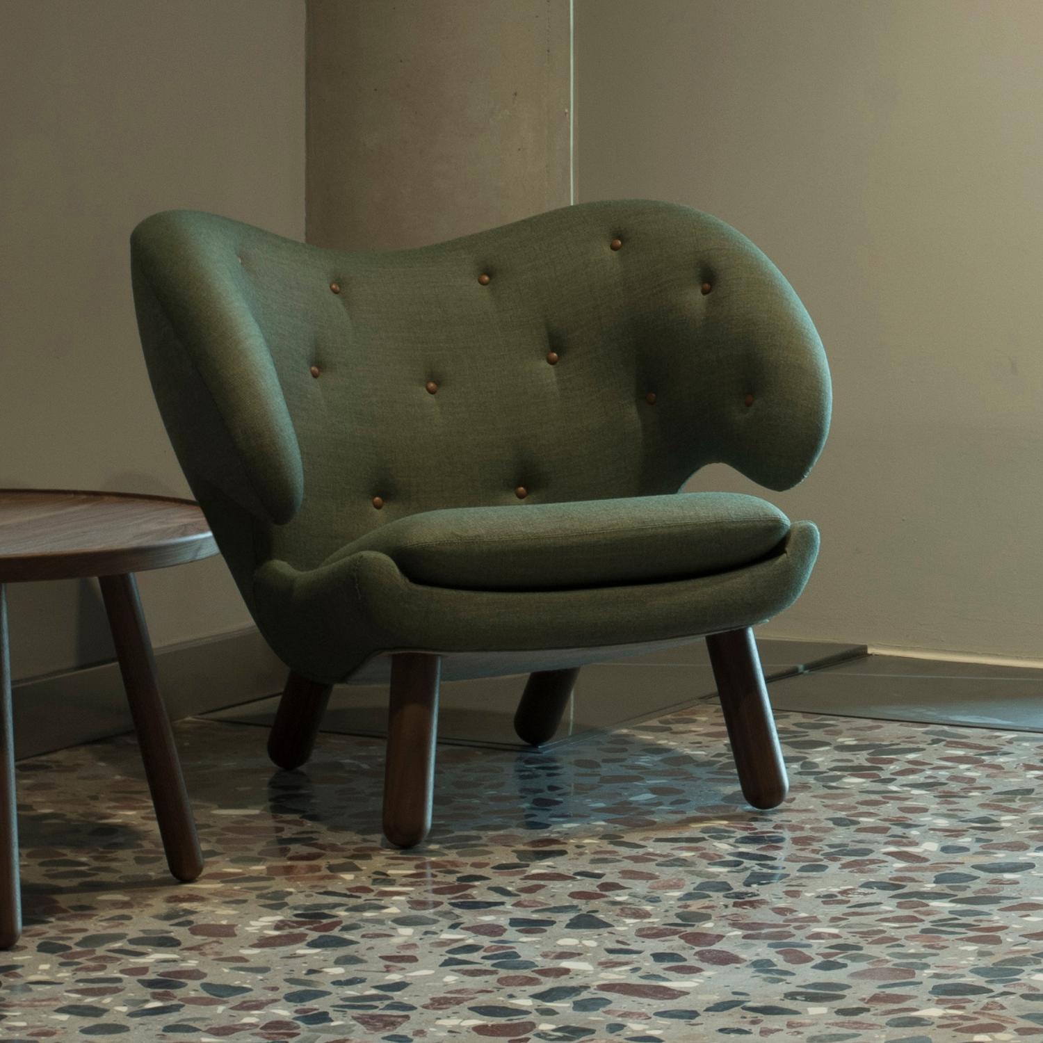 Set of a Pelican Table and Two Pelican Chairs by Finn Juhl For Sale at ...