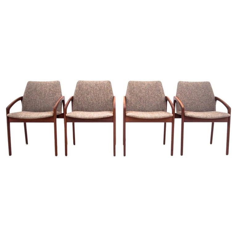 Satz von vier Stühlen Modell 23, entworfen von Henning Kjærnulf, Korup ...