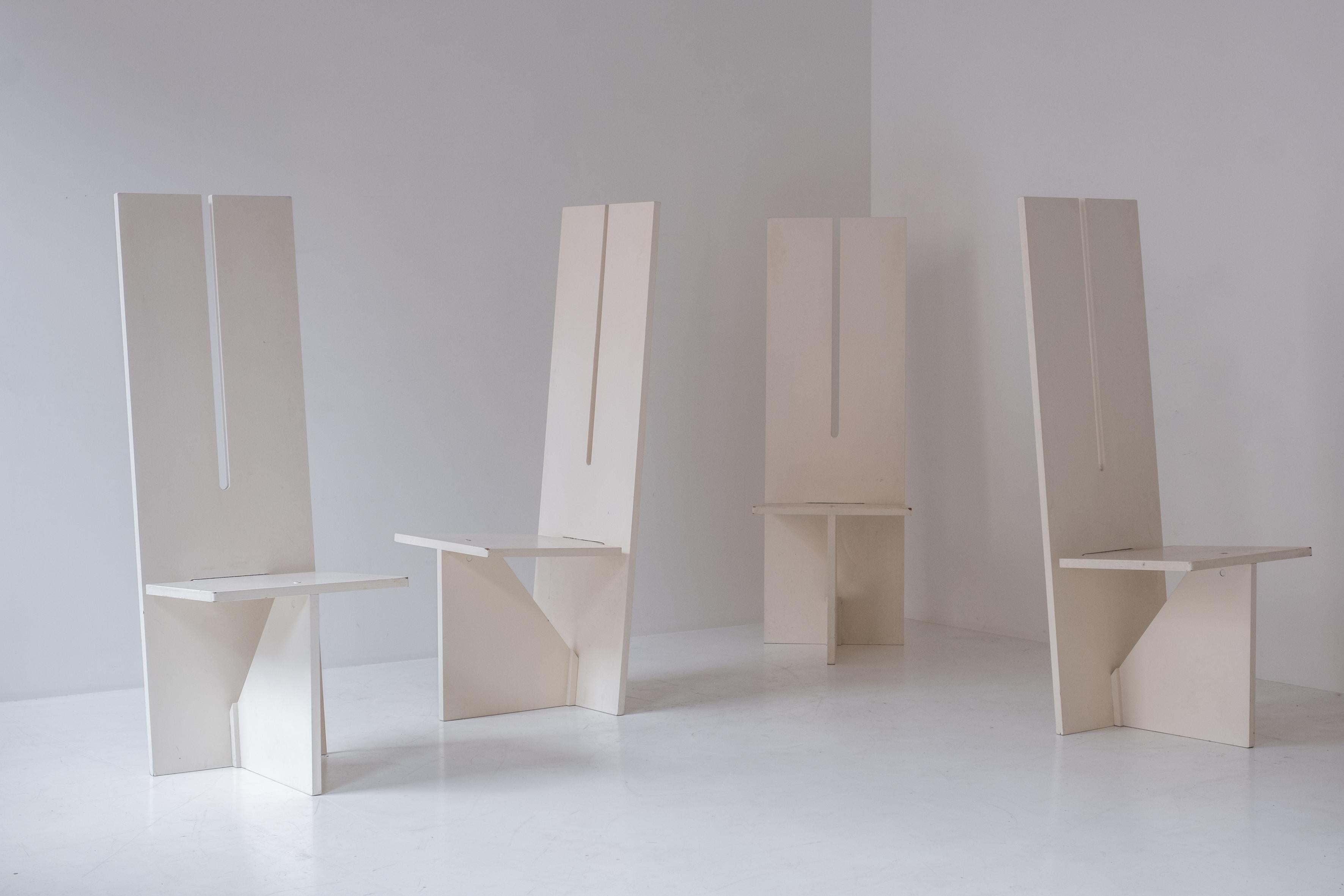 Conjunto de cuatro sillas de comedor modernistas con respaldo alto de ...