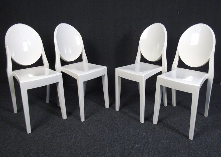 Set of Four Stylish Mid-Century Modern Plastic Chairs For Sale at 1stDibs