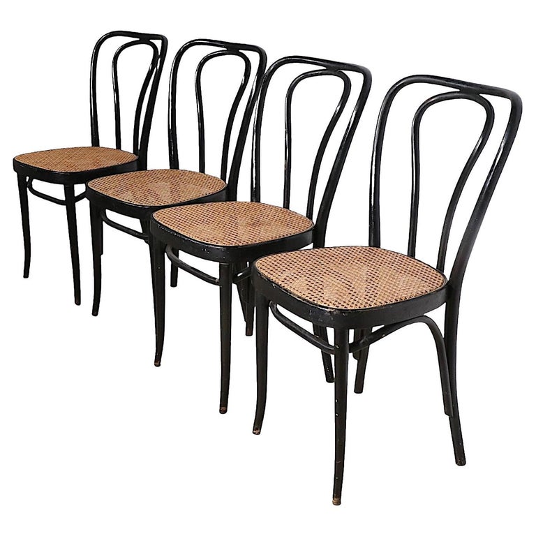 Ensemble de quatre chaises de café de style Thonet, fabriquées en Italie, années 1970. - En ...