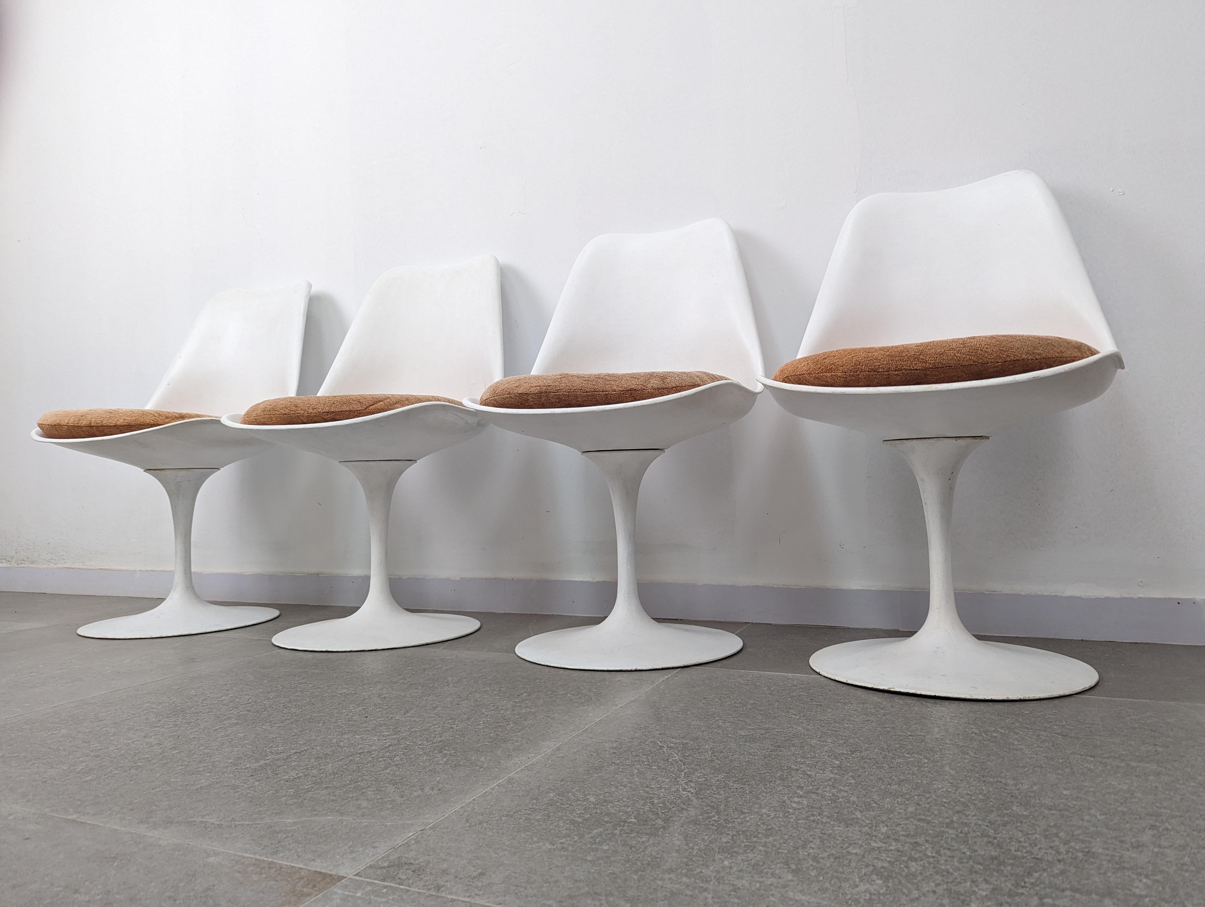 Set of four Tulip Eero Saarinen chairs for Knoll For Sale at 1stDibs