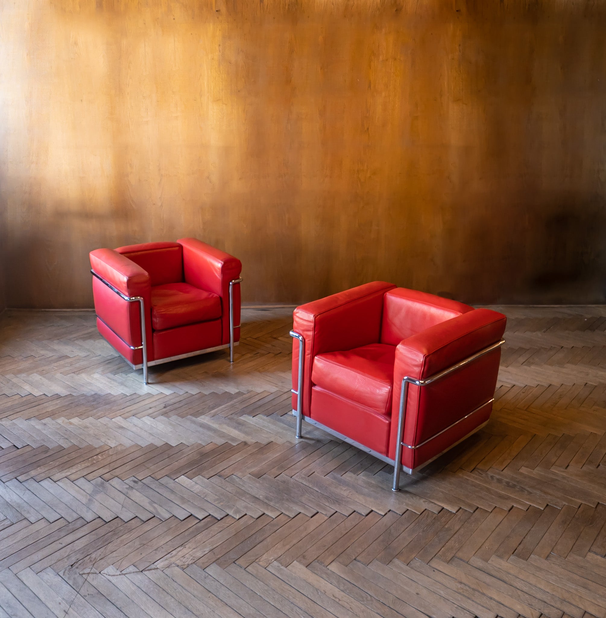 Set of Red Leather Lounge Chairs "LC2" by Le Corbusier, 1970s at 1stDibs