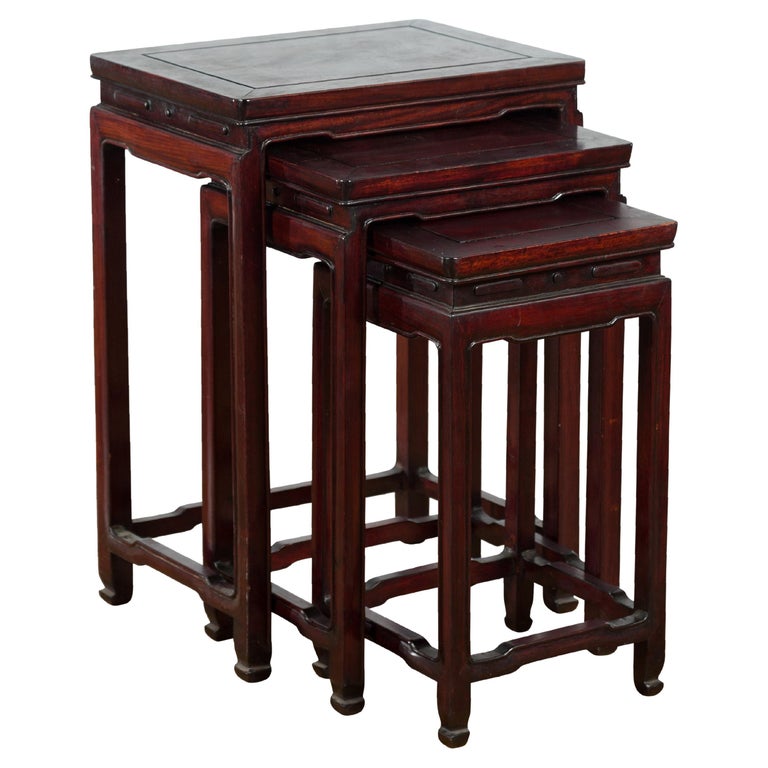 Ensemble de trois tables gigognes chinoises vintage en bois de rose avec patine marron rougeâtre ...